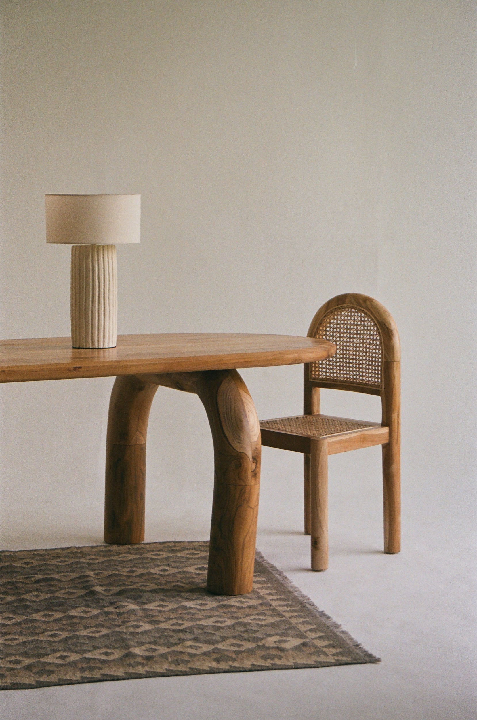 Archie Pill Dining Table – KASTILLO