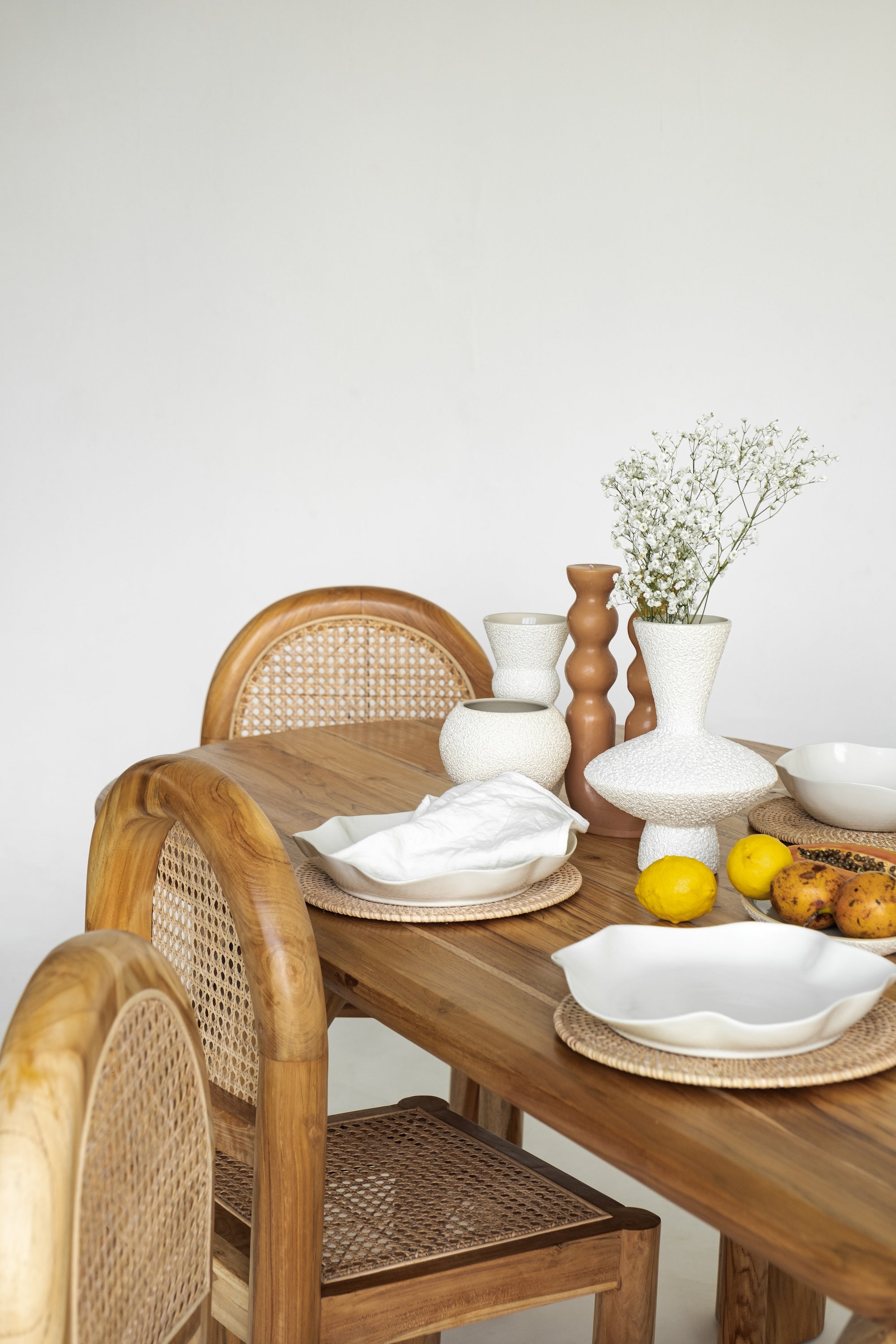 Archie Pill Dining Table – KASTILLO